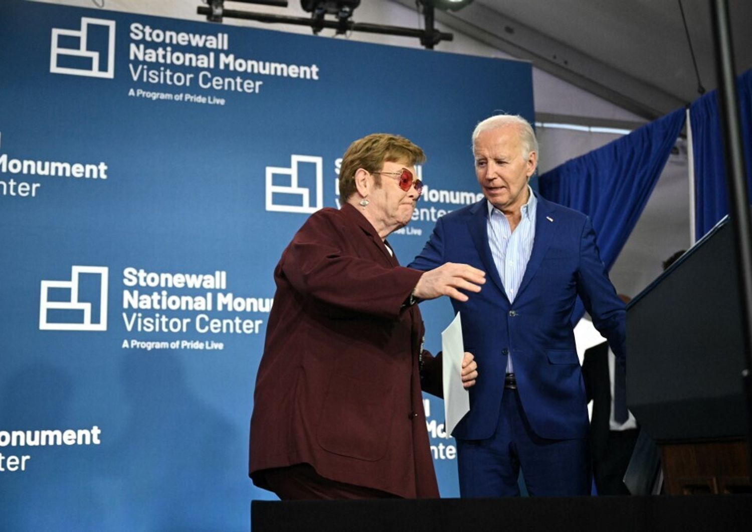 Joe Biden sul palco con Elton John per il movimento Lgbtq