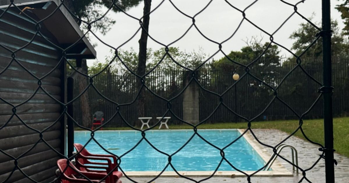 Bimbo annegato in piscina, trovato morto il bagnino. Era indagato