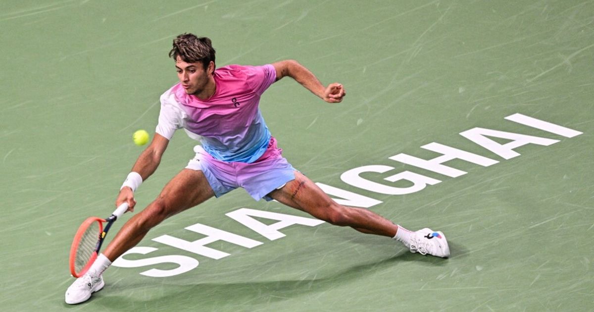 Atp Shanghai: Cobolli batte Wawrinka e passa al terzo turno Atp Shanghai: Cobolli batte Wawrinka e passa al terzo turno