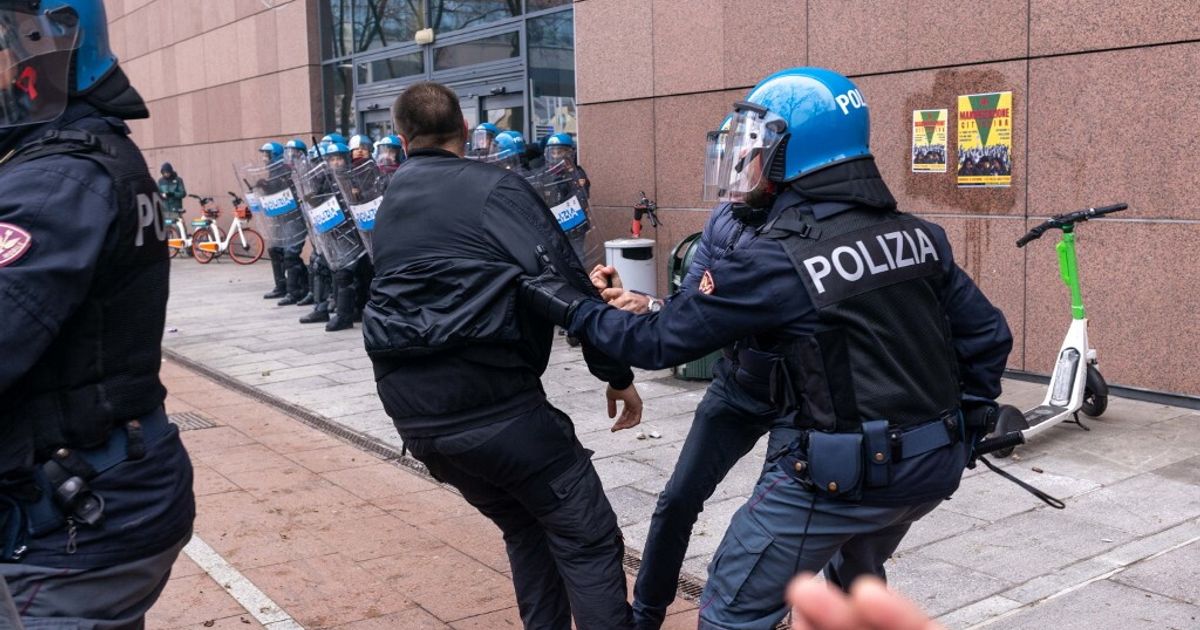Sciopero generale. Scontri a Torino, danneggiata la sede Rai