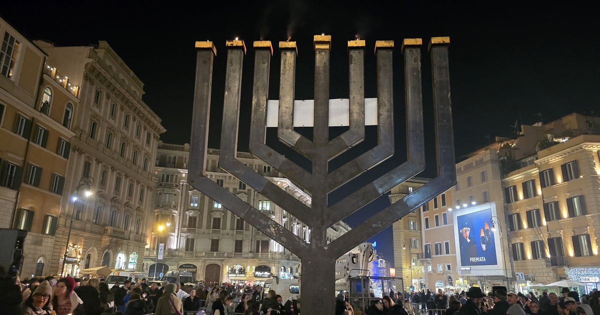 Hanukkah, acceso il candelabro ebraico in piazza Barberini