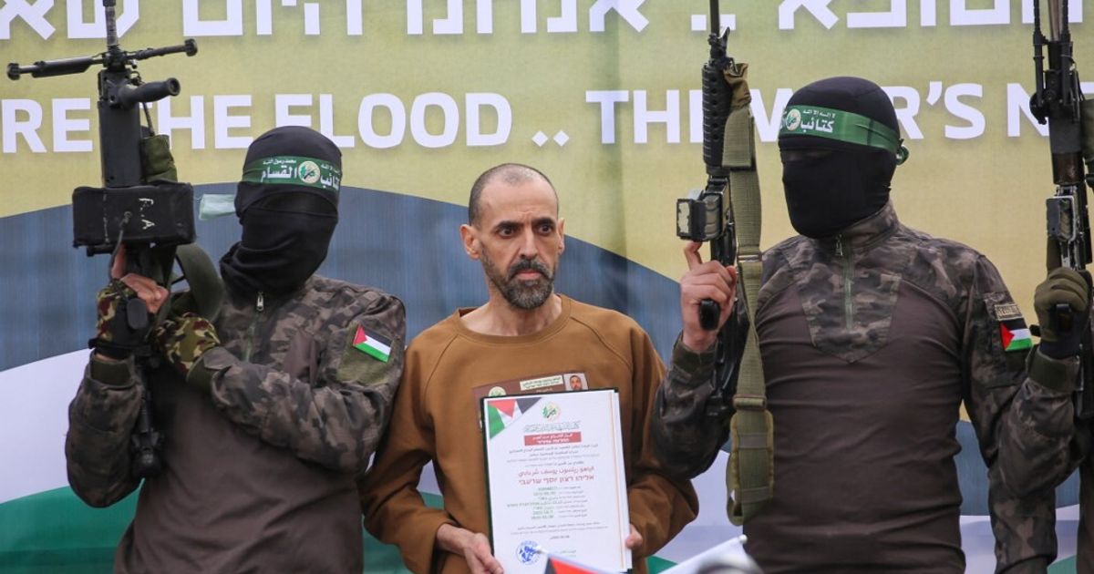 Hamas rilascia altri tre ostaggi ma è choc in Israele per le loro condizioni. "Sguardi spenti e ...