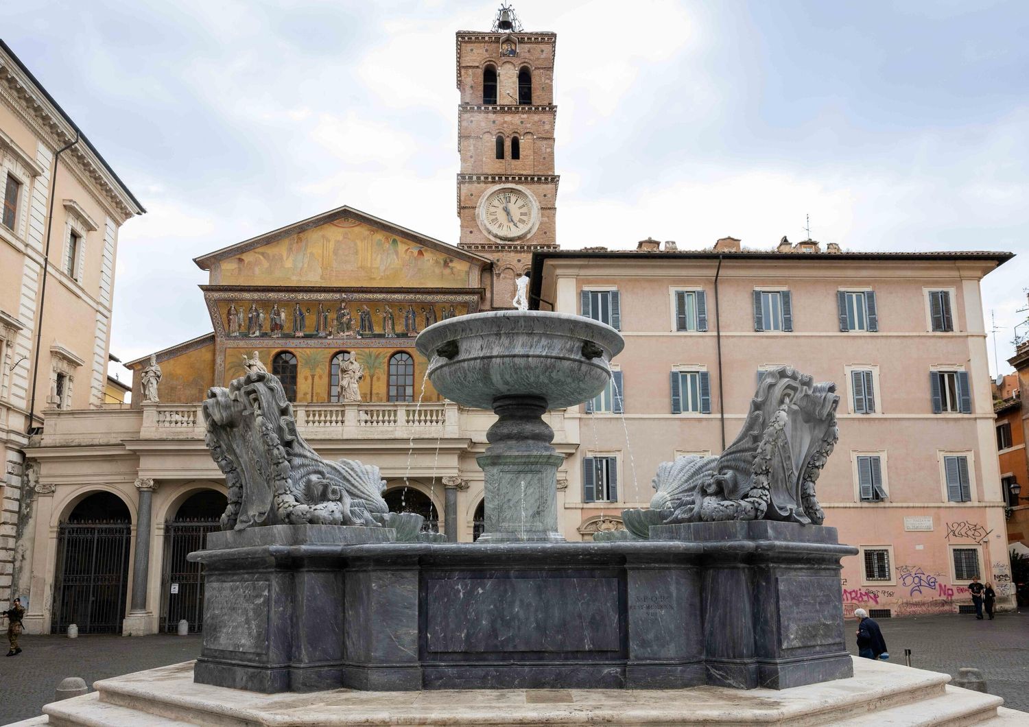 Torna a splendere la fontana di piazza Santa Maria in Trastevere