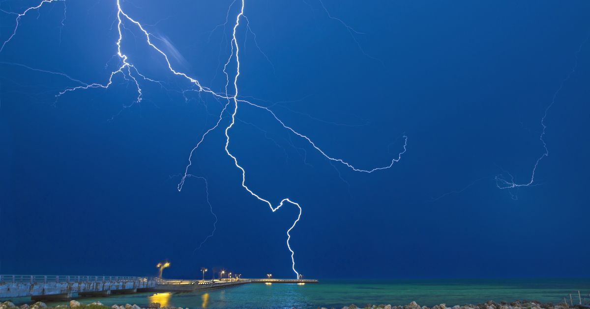 Colpito in spiaggia da un fulmine, grave un turista a Piombino