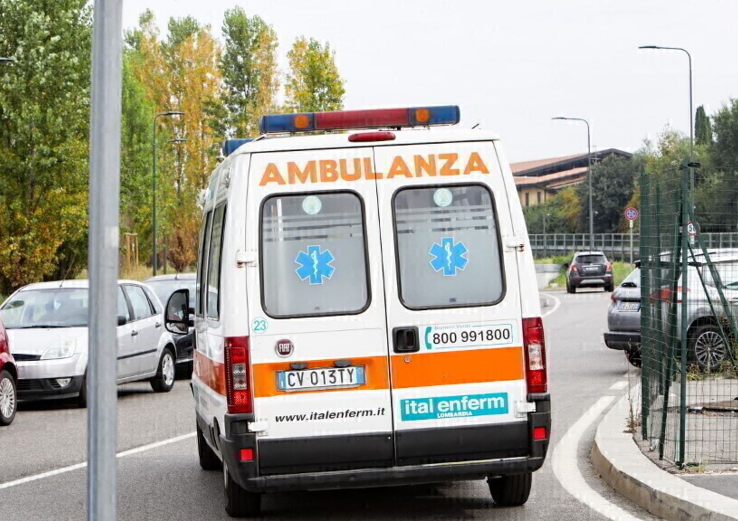 Cade dalla tromba delle scale e muore