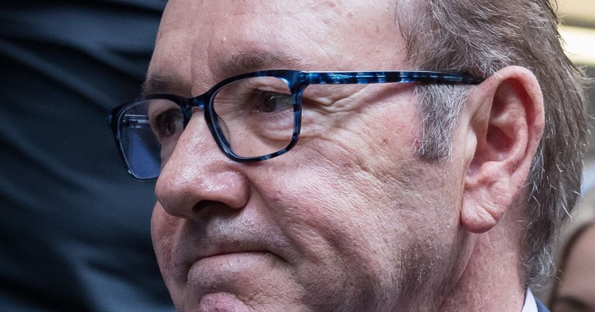 "Vivo in hotel". Kevin Spacey non ha più casa dopo le accuse di abusi ...