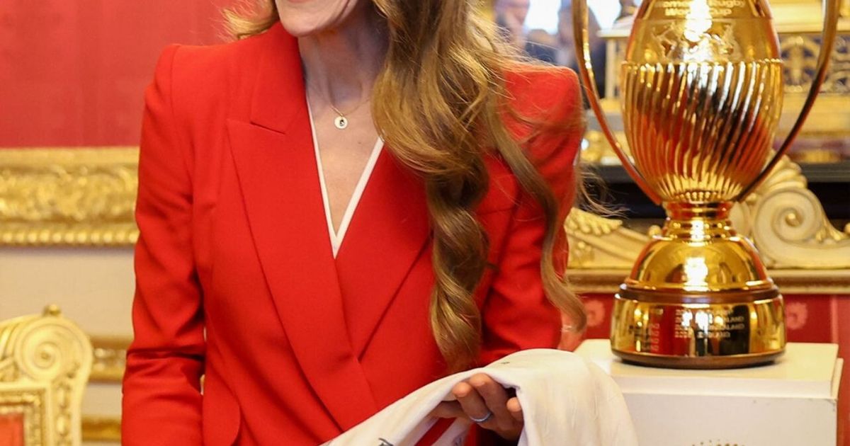 Kate Middleton in rosso Alexander McQueen, il look incanta Windsor