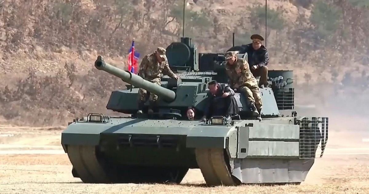 Kim Jong Un e la figlia fanno un giro con il nuovo carro armato