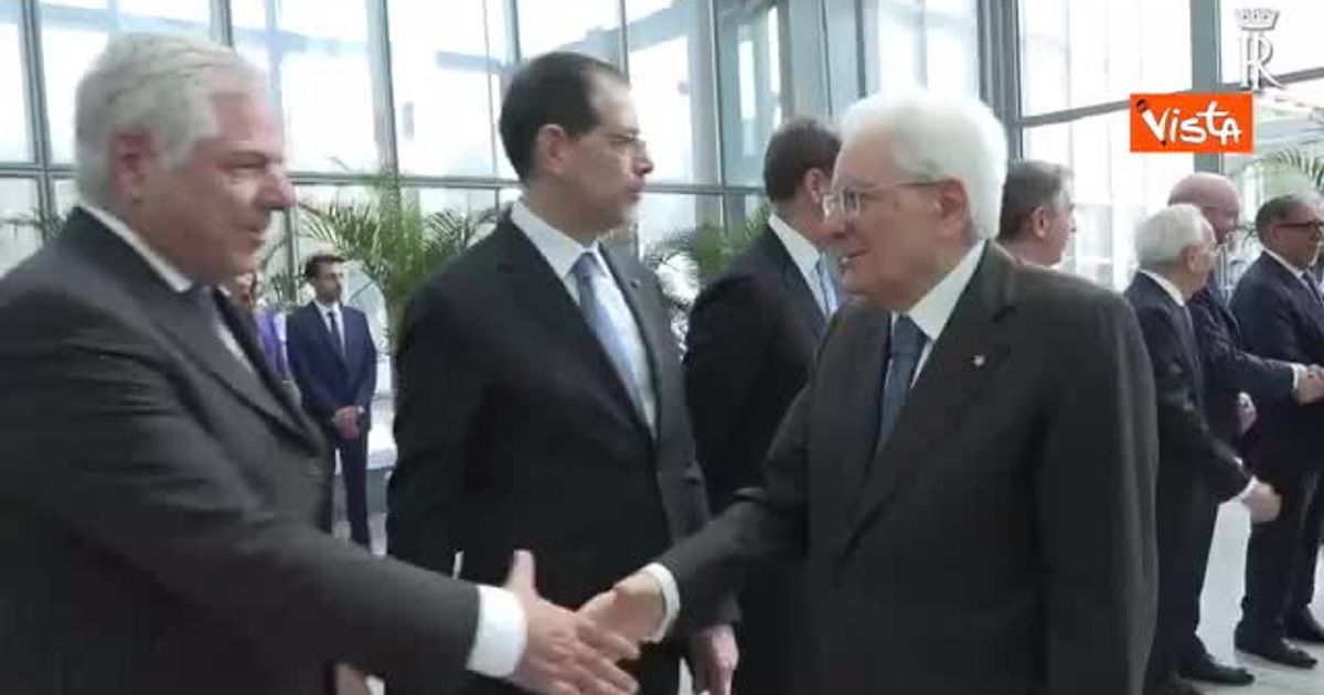 Standing ovation per Mattarella, al suo arrivo all'Assemblea di ...