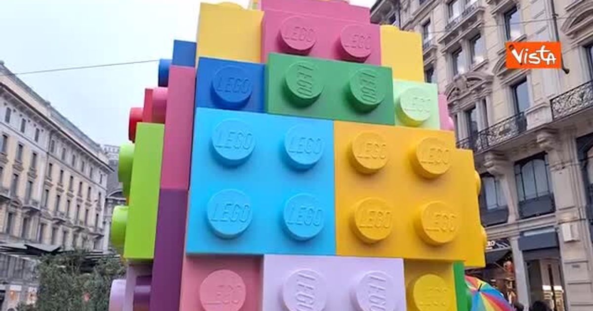 Lego celebra la Pasqua a Milano con un uovo gigante, l'installazione in ...