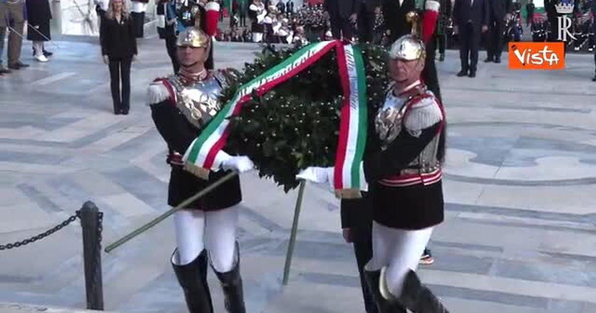 25 Aprile, Mattarella depone una corona all'Altare della Patria