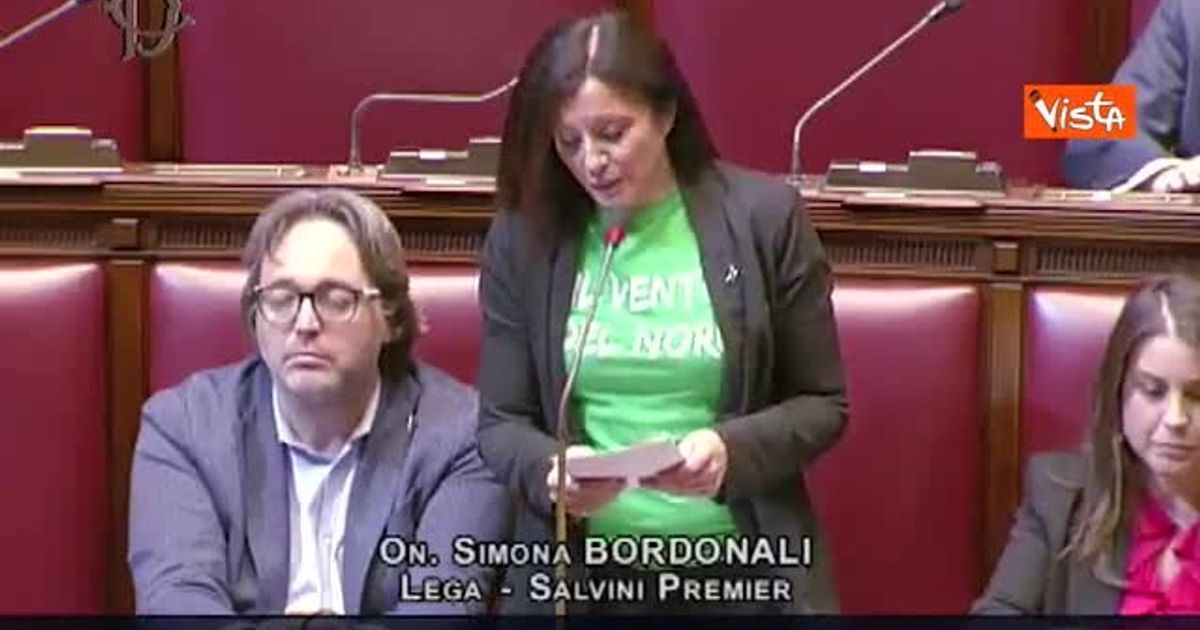 Deputata Lega con maglia "Vento del Nord" alla Camera, proteste in Aula