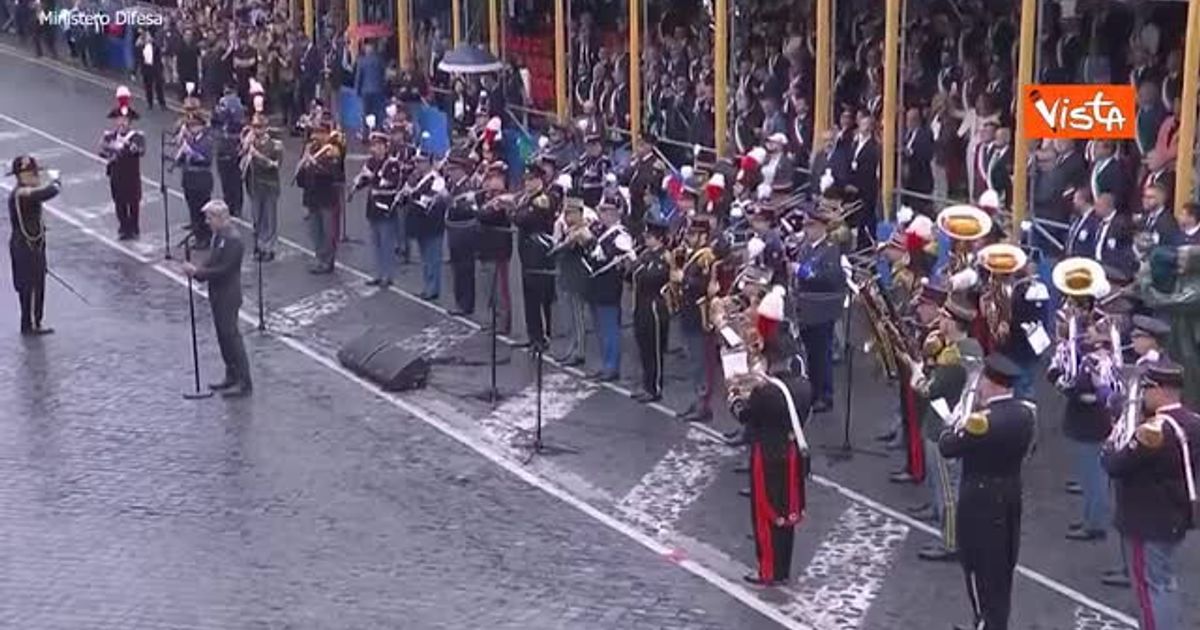 Festa della Repubblica, Claudio Baglioni canta l'Inno di Mameli ai Fori ...
