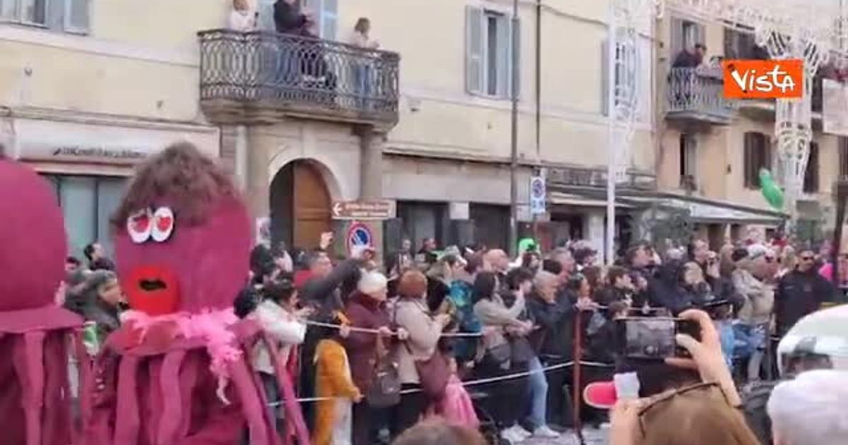 Il gigantesco pupazzo di Donald Trump al Carnevale di Ronciglione (Viterbo)