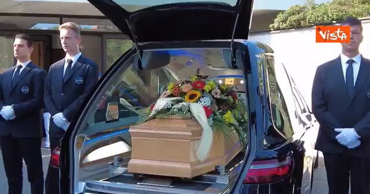 L'arrivo del feretro di Emilio Fede alla Chiesa di Dio Padre a Milano 2