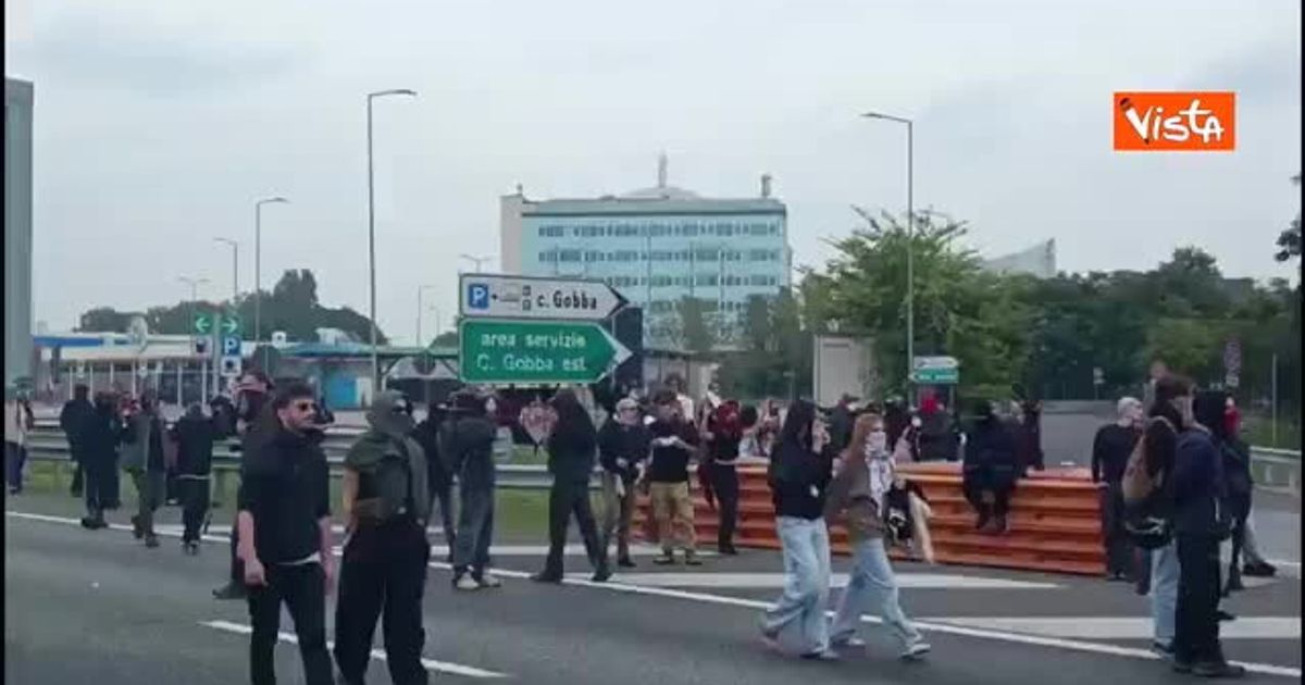 Corteo pro Gaza sulla Tangenziale Est a Milano, cartelli stradali ...
